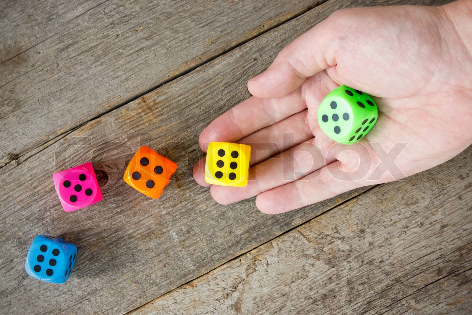 Hand kaste farverige terninger | Stock foto | Colourbox