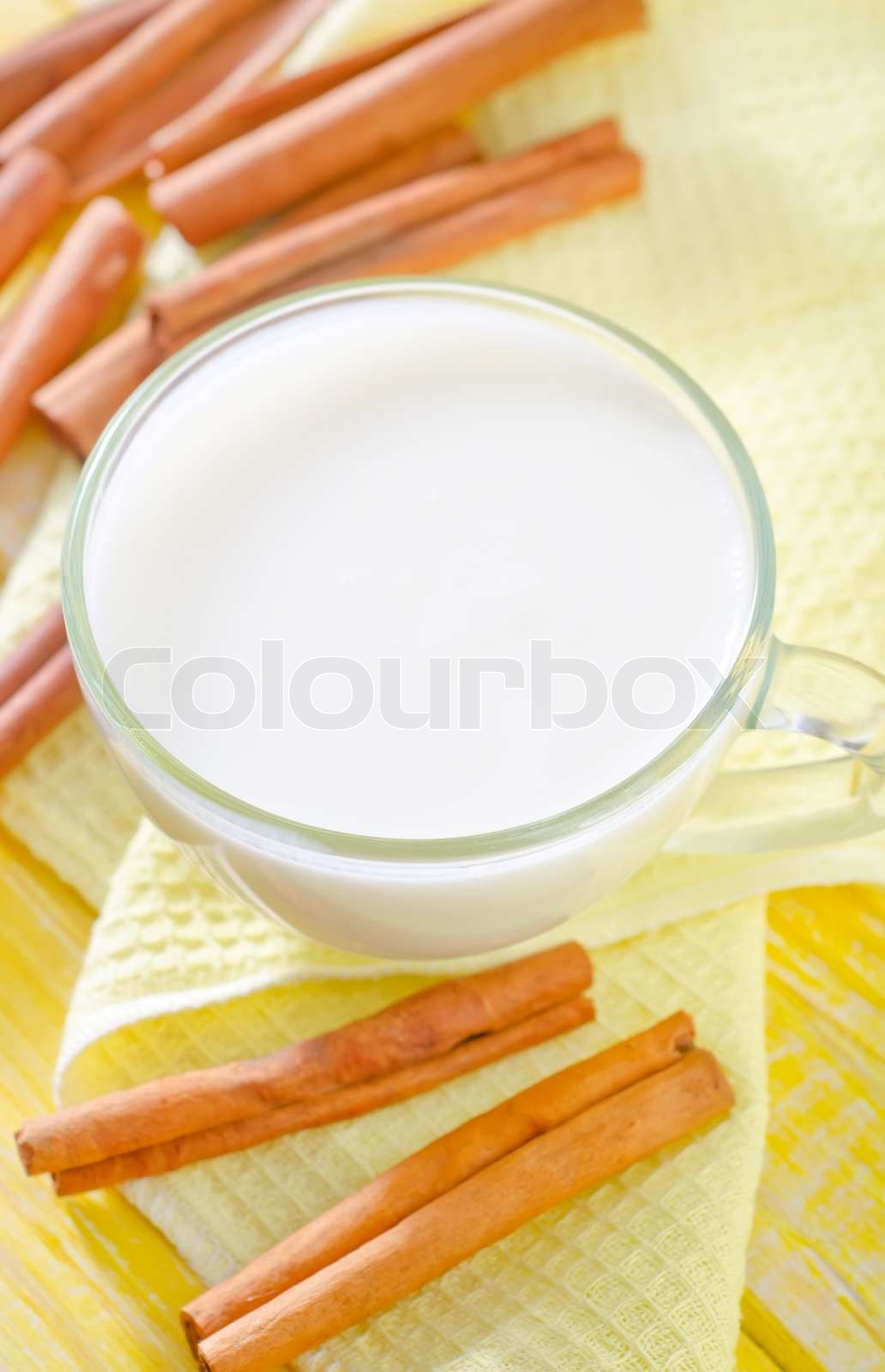 Milch mit Zimt | Stock Bild | Colourbox
