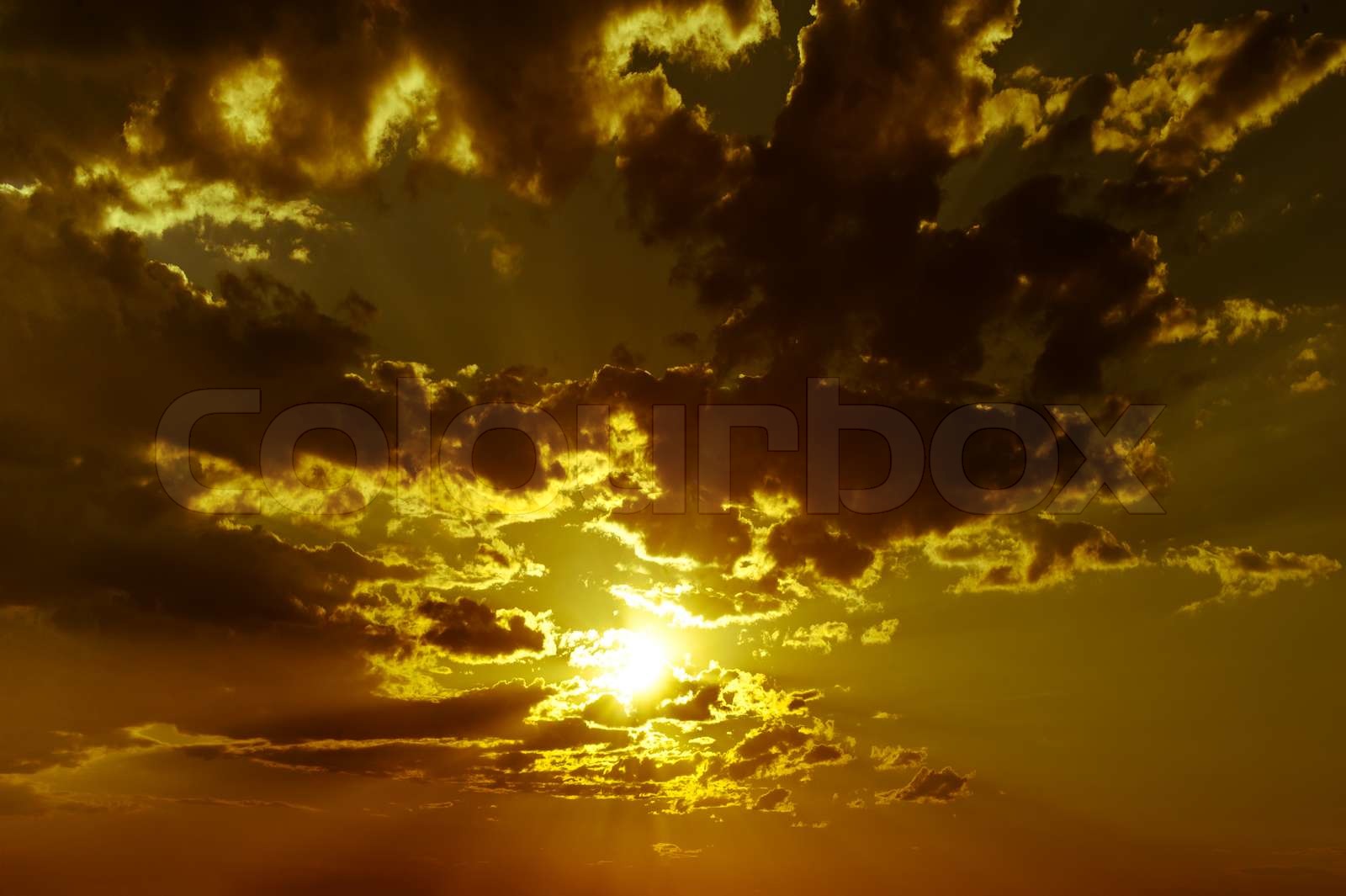 Dramatisk baggrund med overskyet himmel ved solnedgang | Stock foto ...