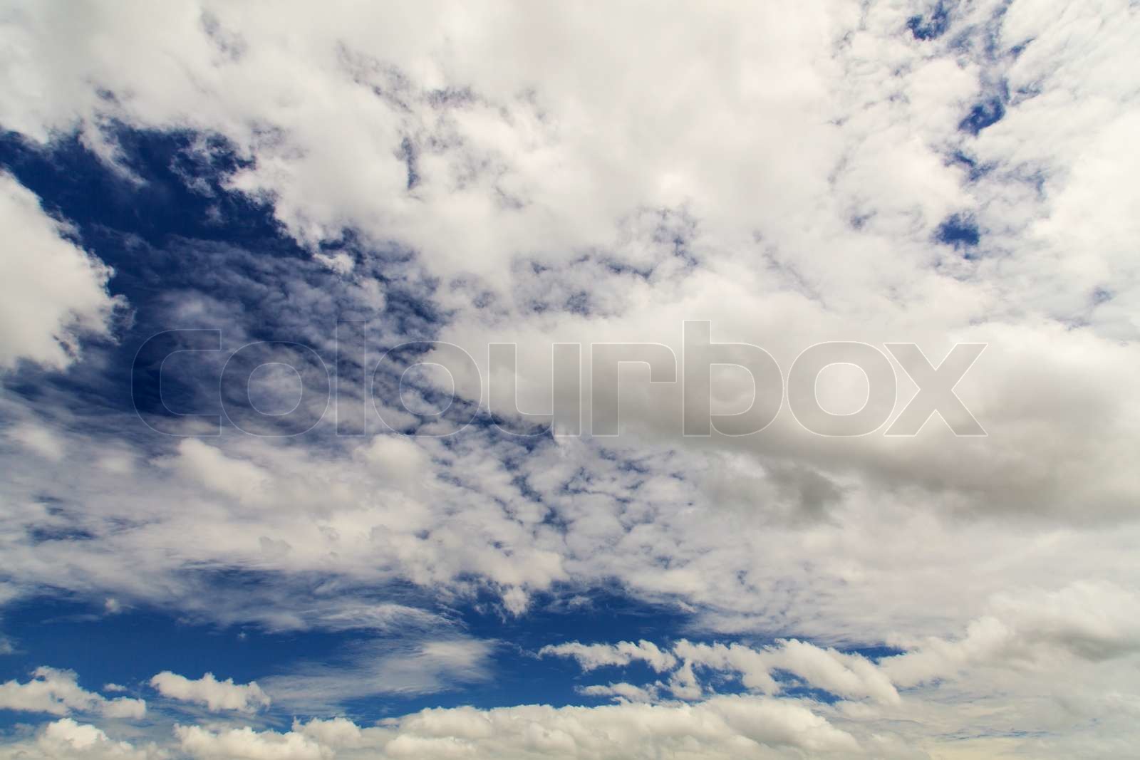 Hvide skyer på blå himmel | Stock foto | Colourbox