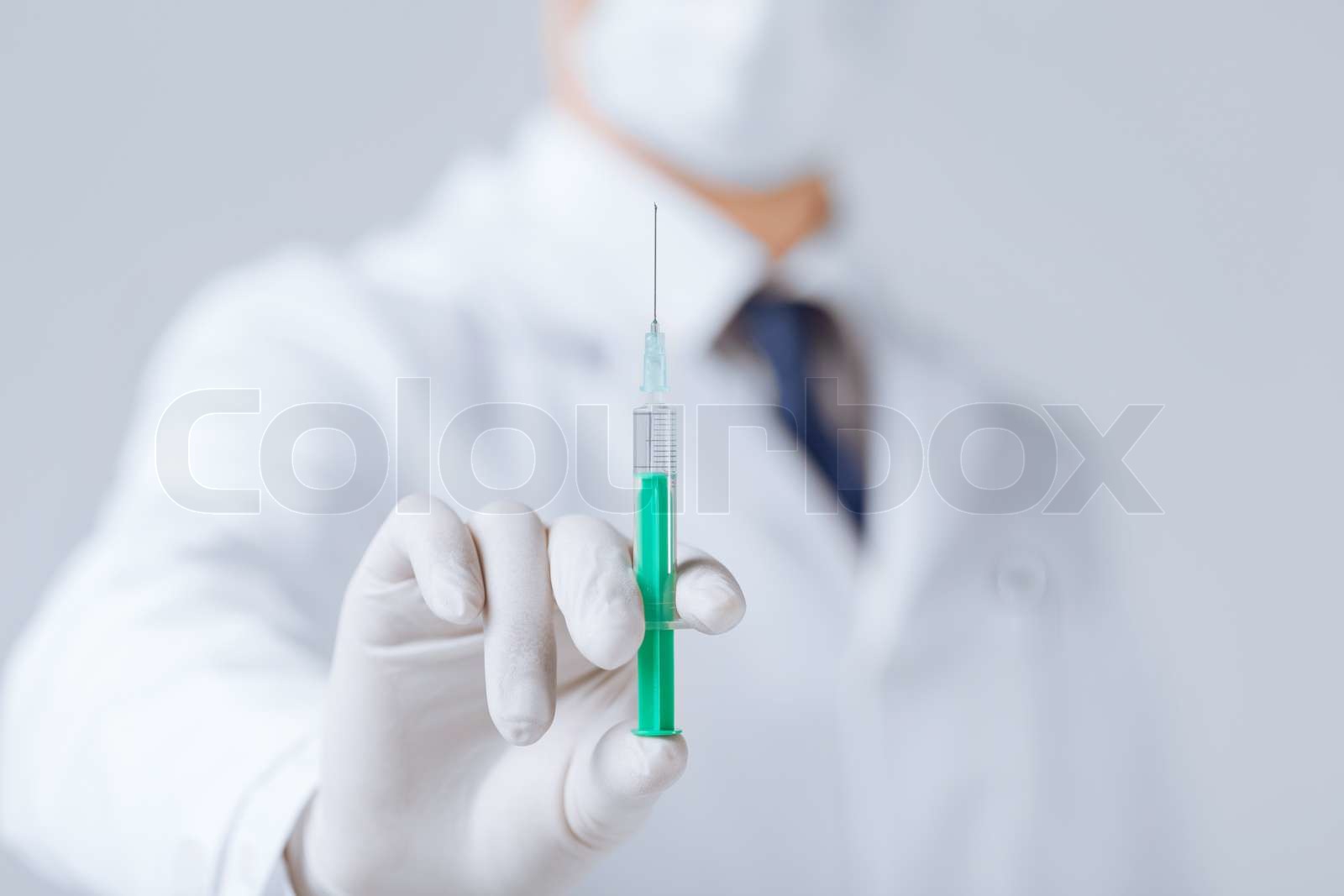 männlichen Arzt holding Spritze mit Einspritzung | Stock Bild | Colourbox