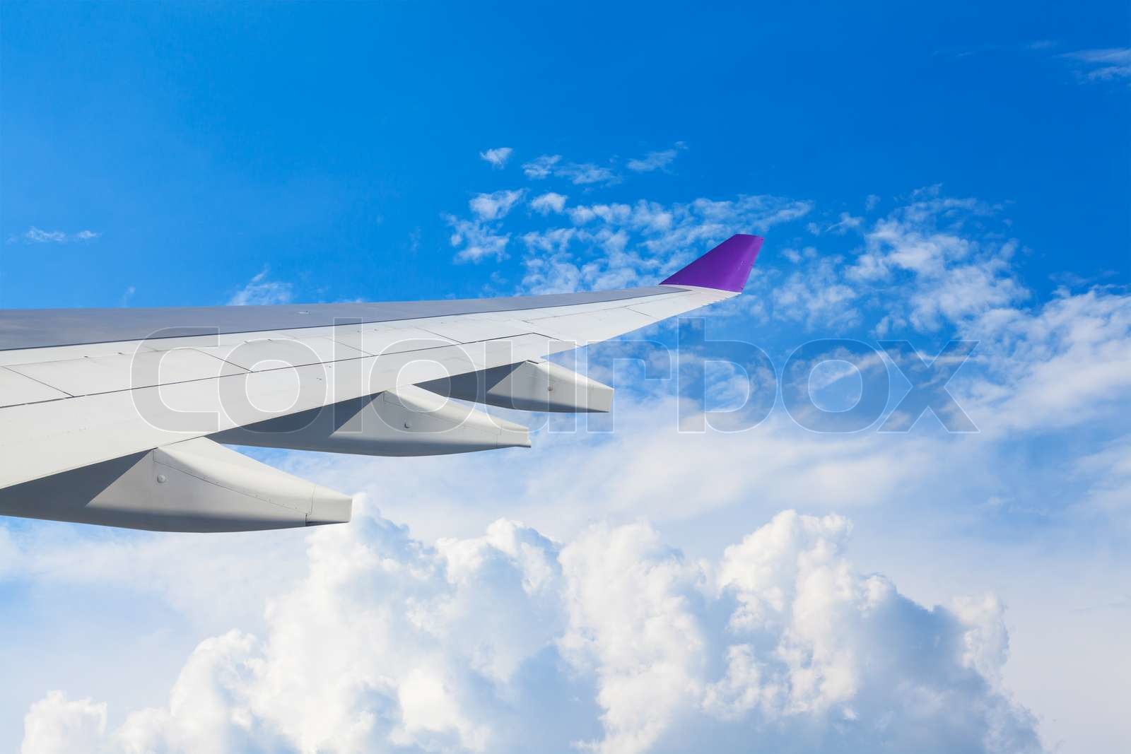 Wing af et fly flyver over skyerne folk ser på himlen fra vinduet i ...