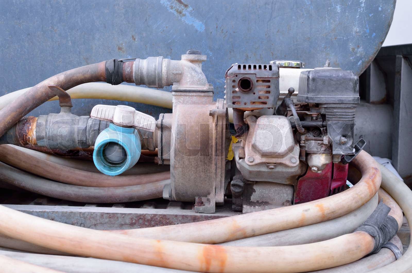 alte Pumpe Wasser und Schlauch | Stock Bild | Colourbox