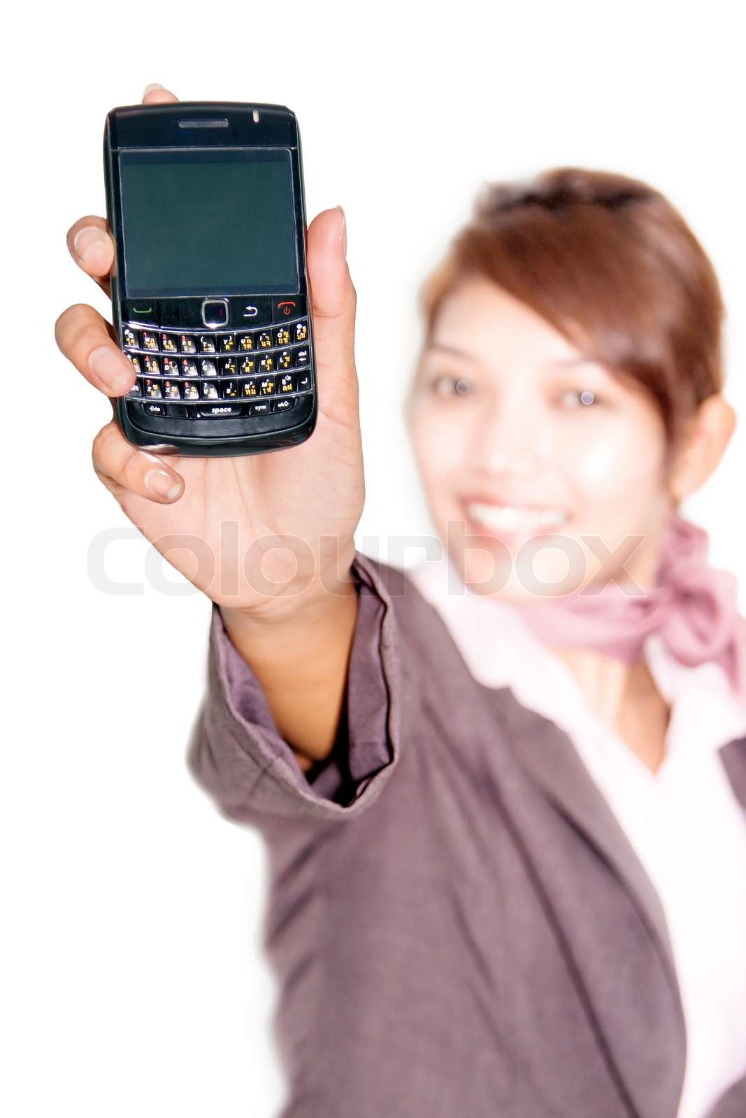 Frau zeigt Display von ihrem Handy | Stock Bild | Colourbox