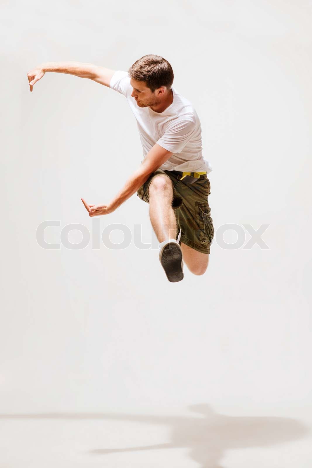 Tänzer springen in der Luft | Stock Bild | Colourbox