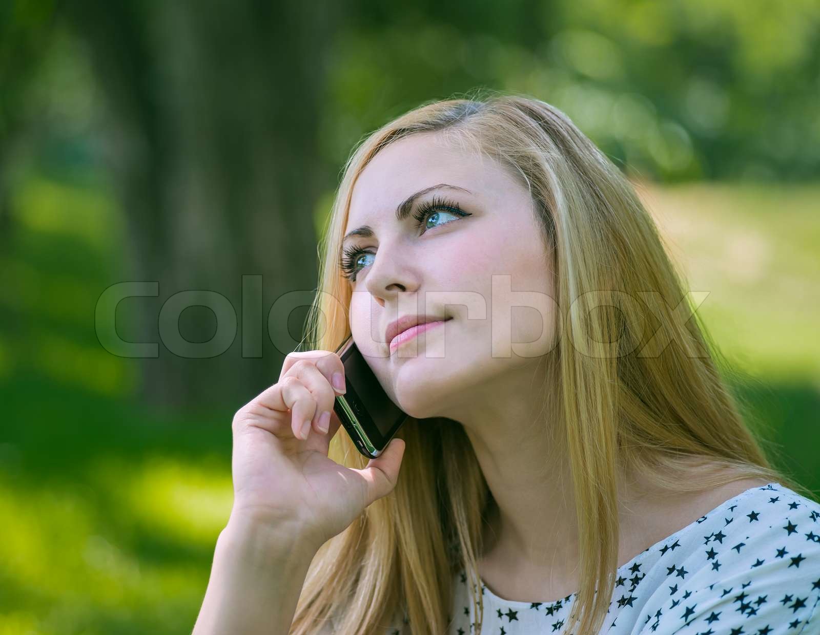 Frau am Telefon sprechen | Stock Bild | Colourbox