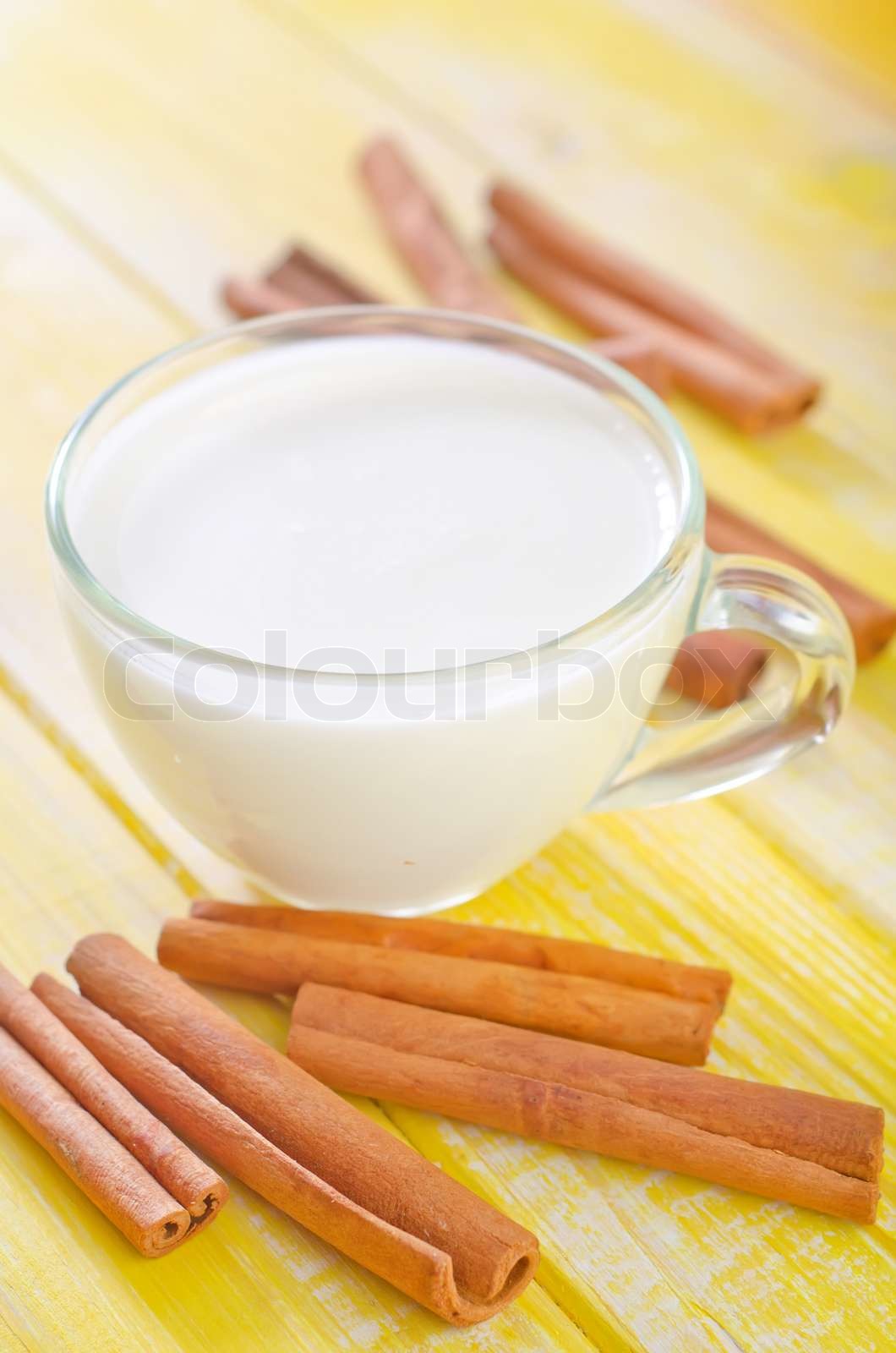 Milch mit Zimt | Stock Bild | Colourbox