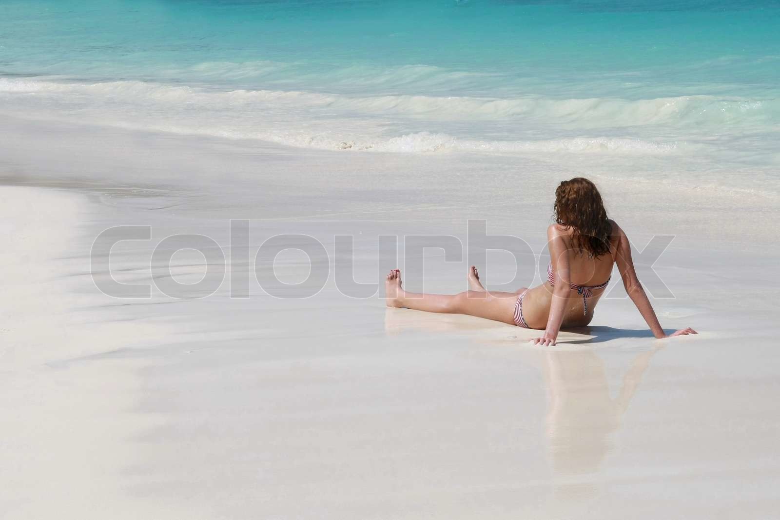 Kvinder Solbadning På Stranden Stock Foto Colourbox