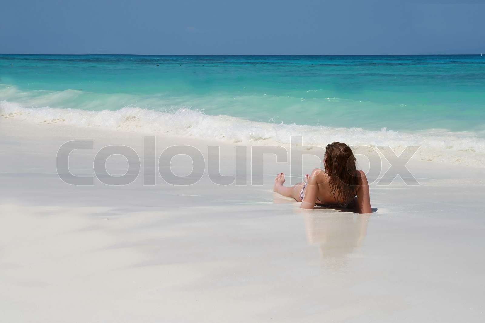 Kvinder Solbadning På Stranden Stock Foto Colourbox
