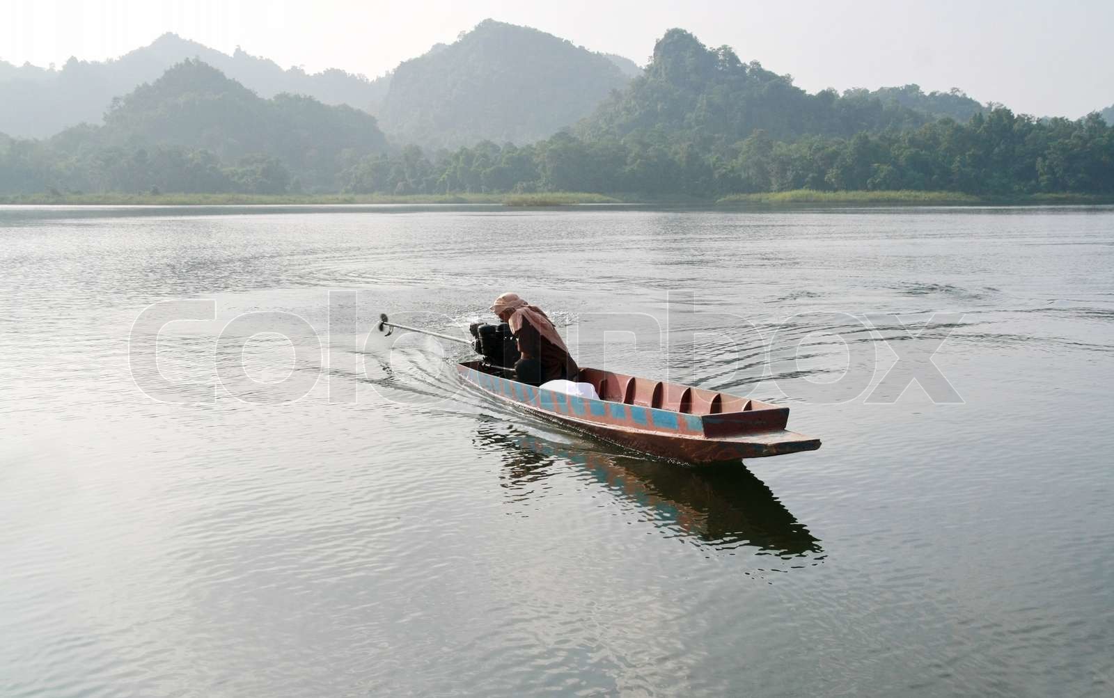 eine kleine Holz-Boot im See , Thailand | Stock Bild | Colourbox
