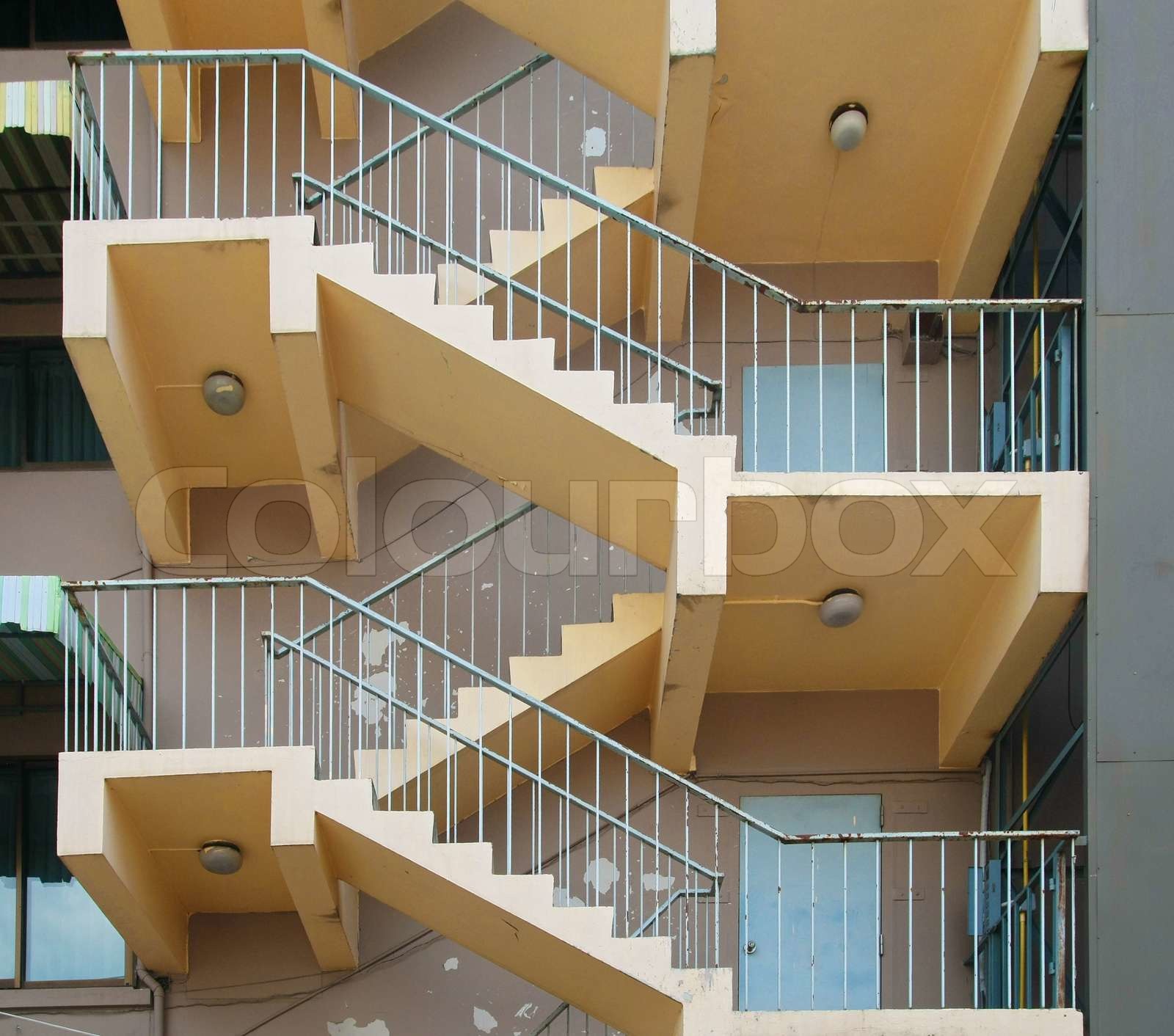 beton trappe af bygning | Stock foto | Colourbox