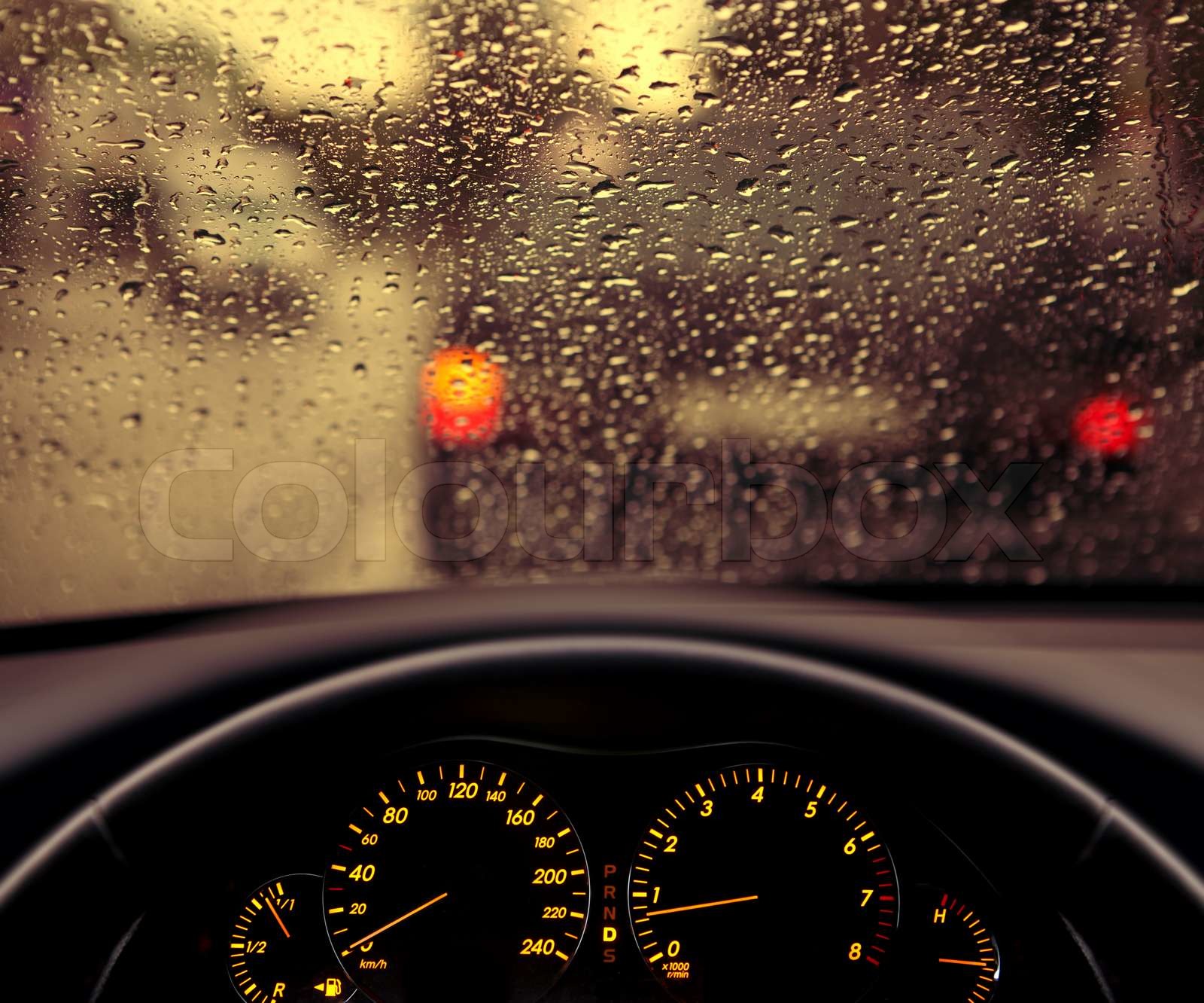 regen Tropfen auf Windschutzscheibe | Stock Bild | Colourbox