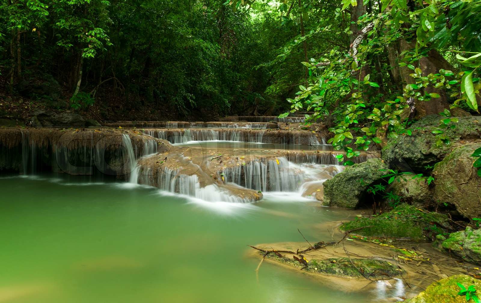 Vandfald i tropisk skov på Erawan nationalpark Kanchanaburi -provinsen ...