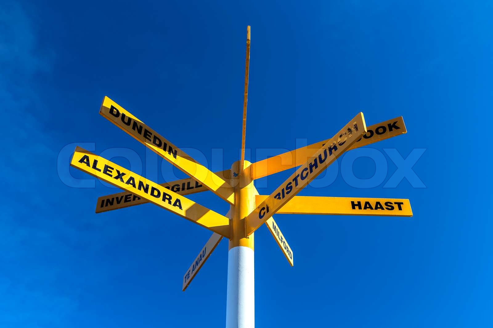 RichtungsVerkehrsschild Wegweiser | Stock Bild | Colourbox