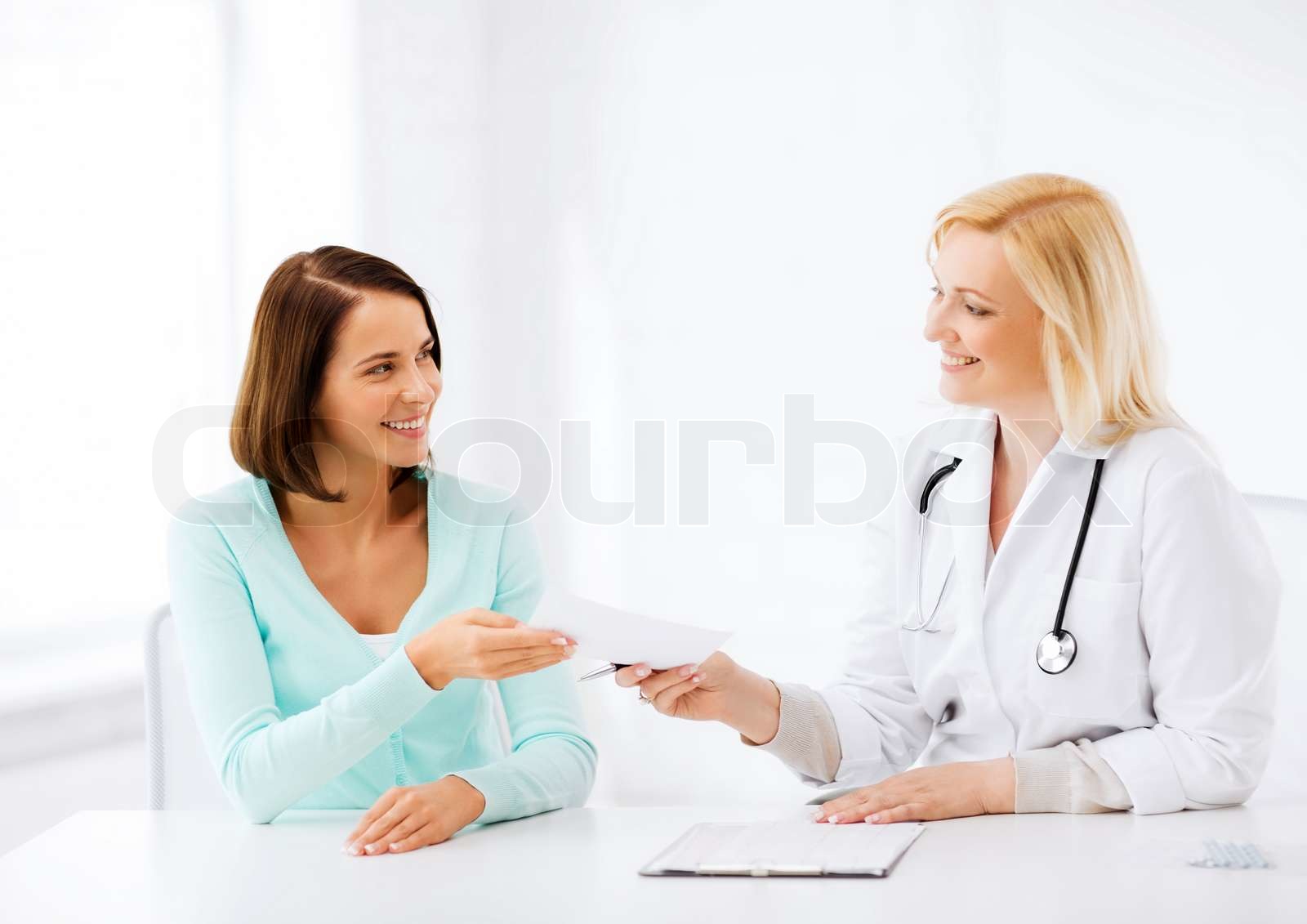 Arzt, Rezept, um Patienten im Krankenhaus | Stock Bild | Colourbox