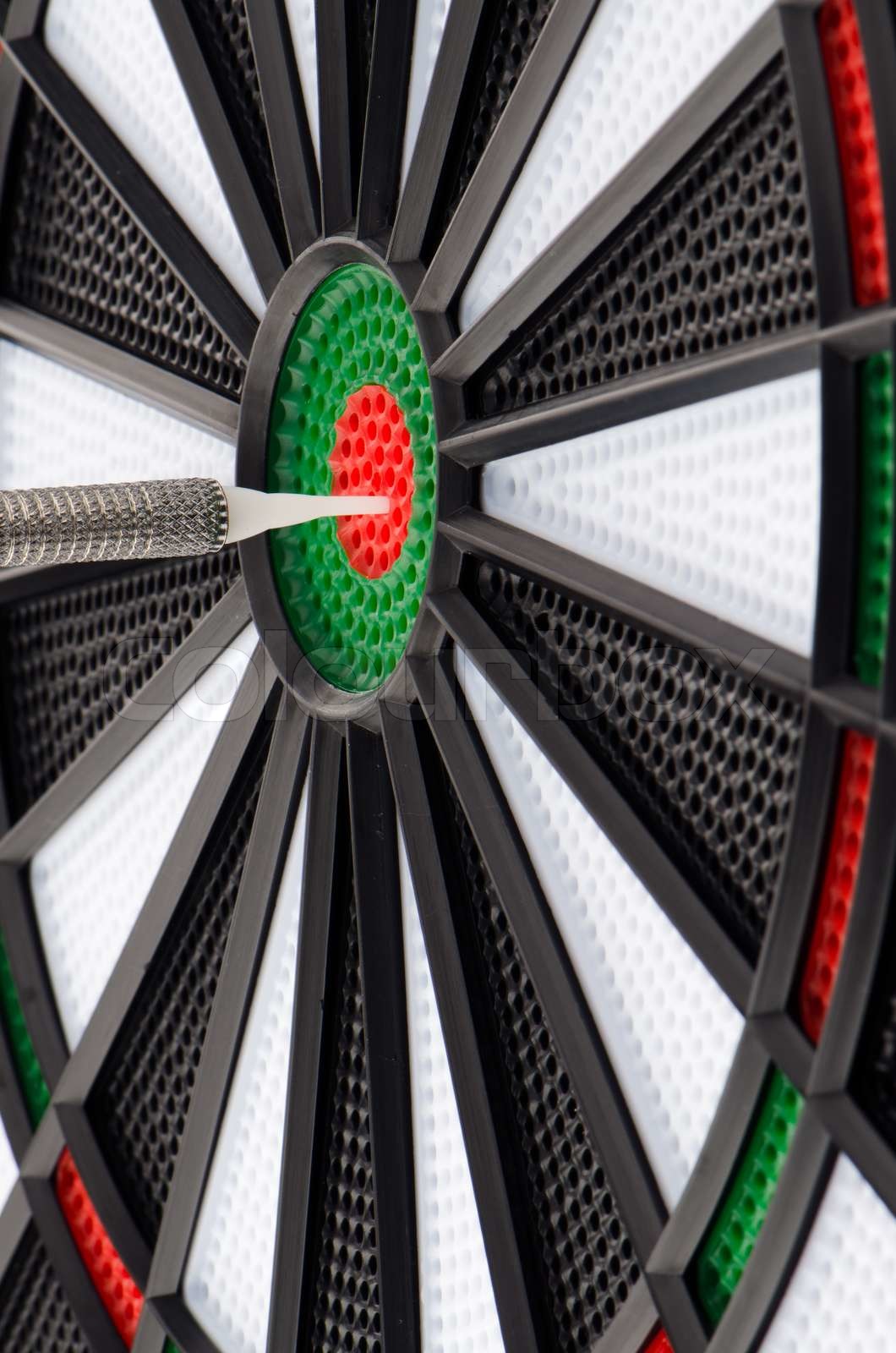 Dartscheibe mit Dart | Stock Bild | Colourbox