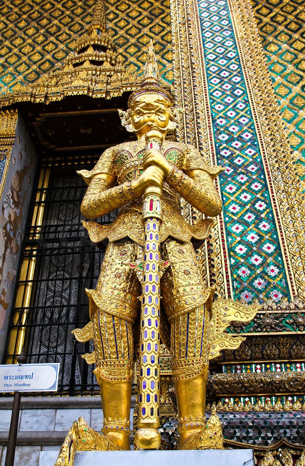 Mythical Giant Guardian Yak på Wat Phra Kaew , Thailand | Stock foto ...