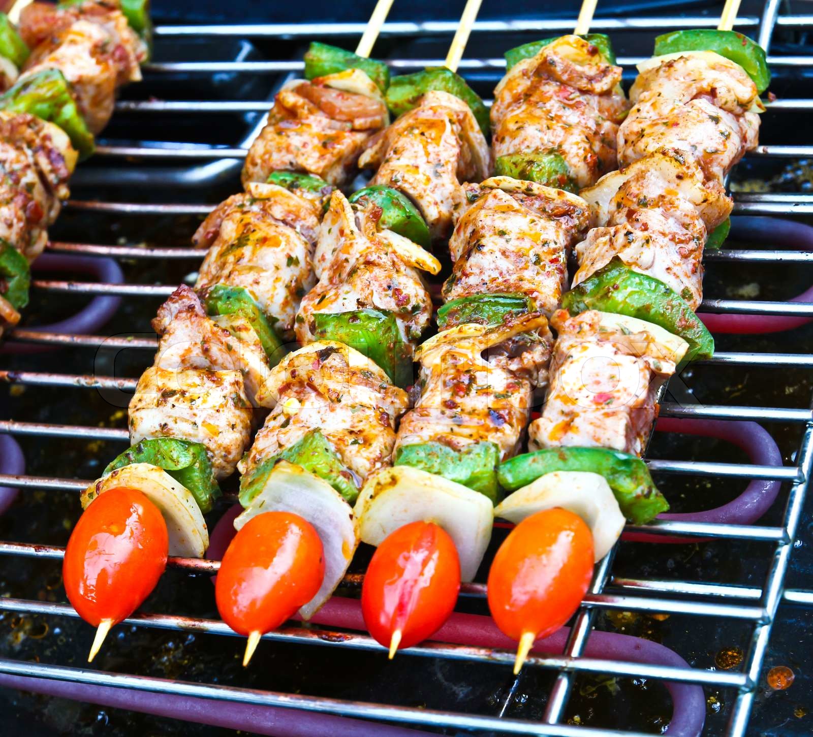 Sizzling Grill -Sticks mit Fleisch und Gemüse | Stock Bild | Colourbox