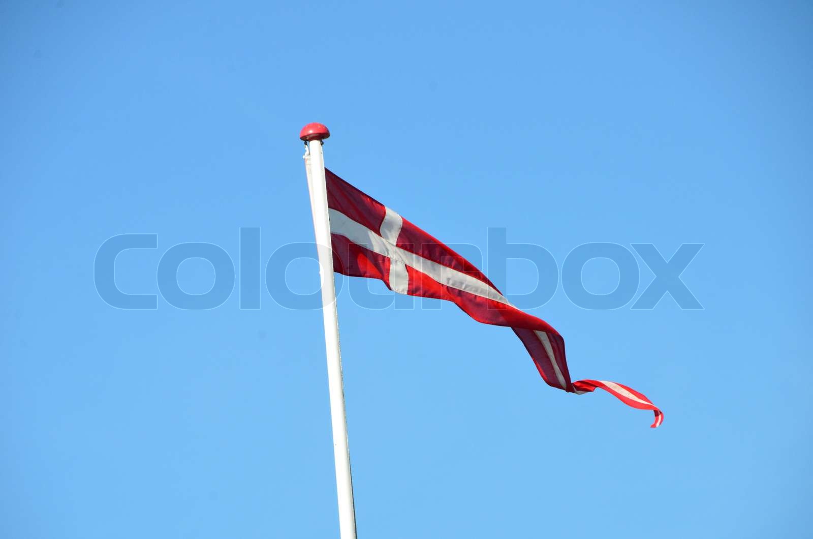 Vimpel med dansk flag og flagstang vejre i viden på blå himmel | Stock ...