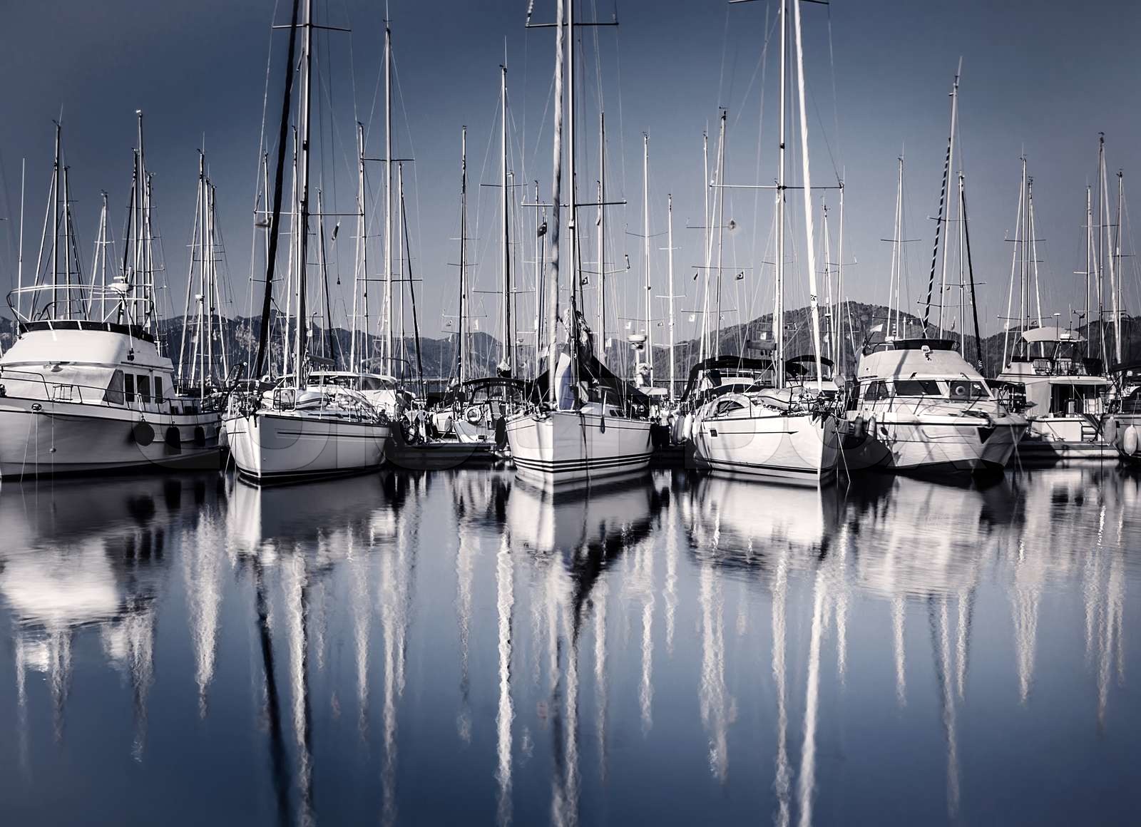 Segelboot Hafen am Abend, in vielen Luxus Segel-Yachten im Hafen ...