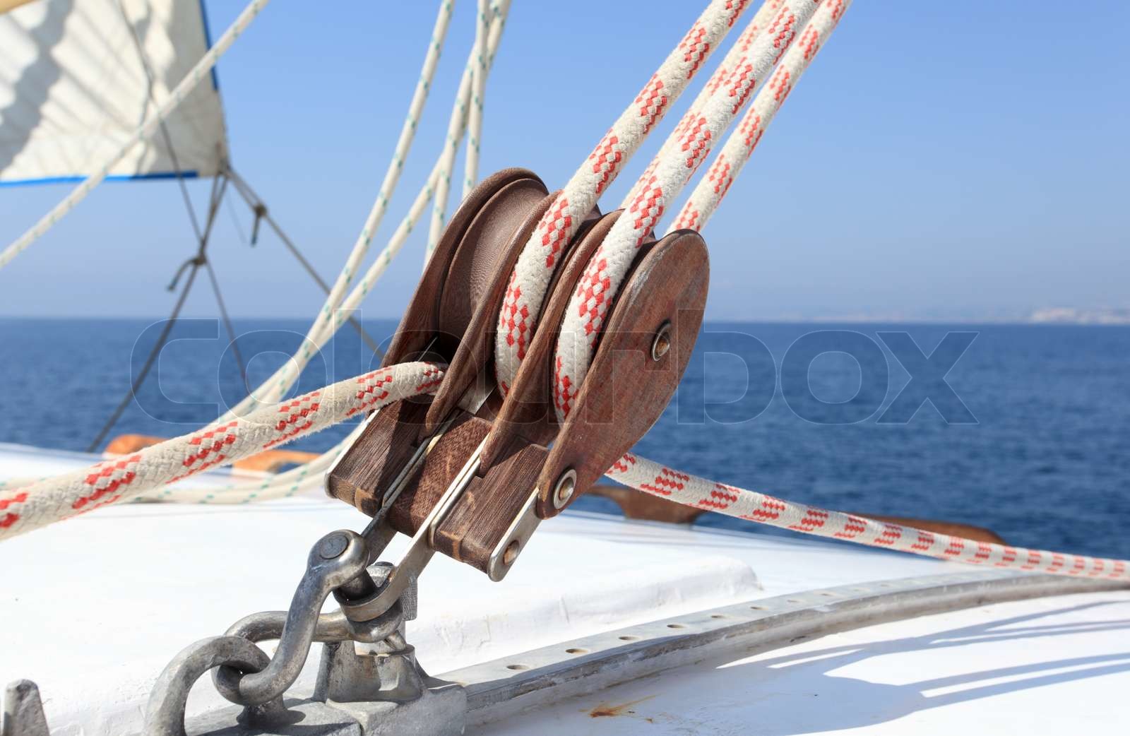 Segelboot Winde auf einer weißen yacht | Stock Bild | Colourbox
