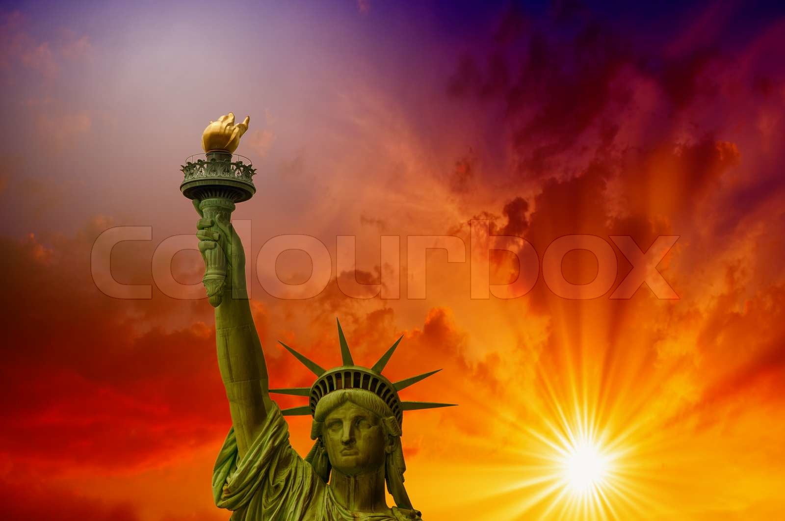 Die Statue of Liberty - New York City Frontansicht mit schönen Himmel ...