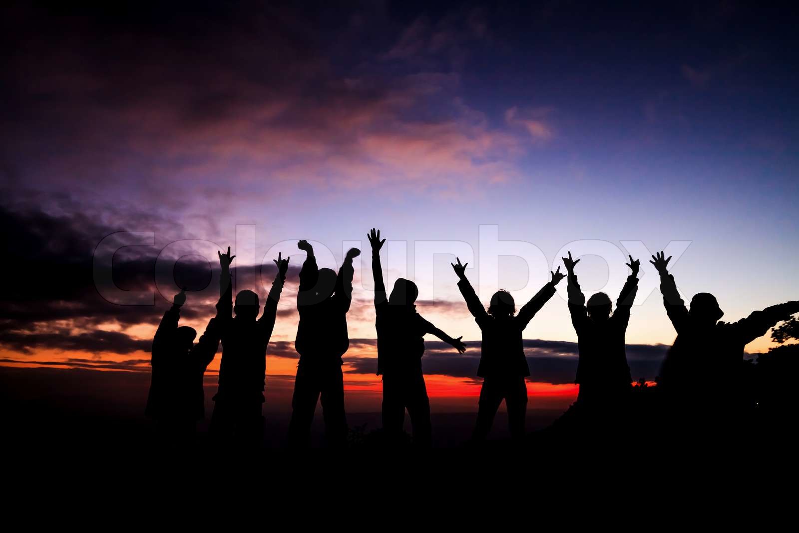 silhuet gruppe af venner står i solnedgang | Stock foto | Colourbox