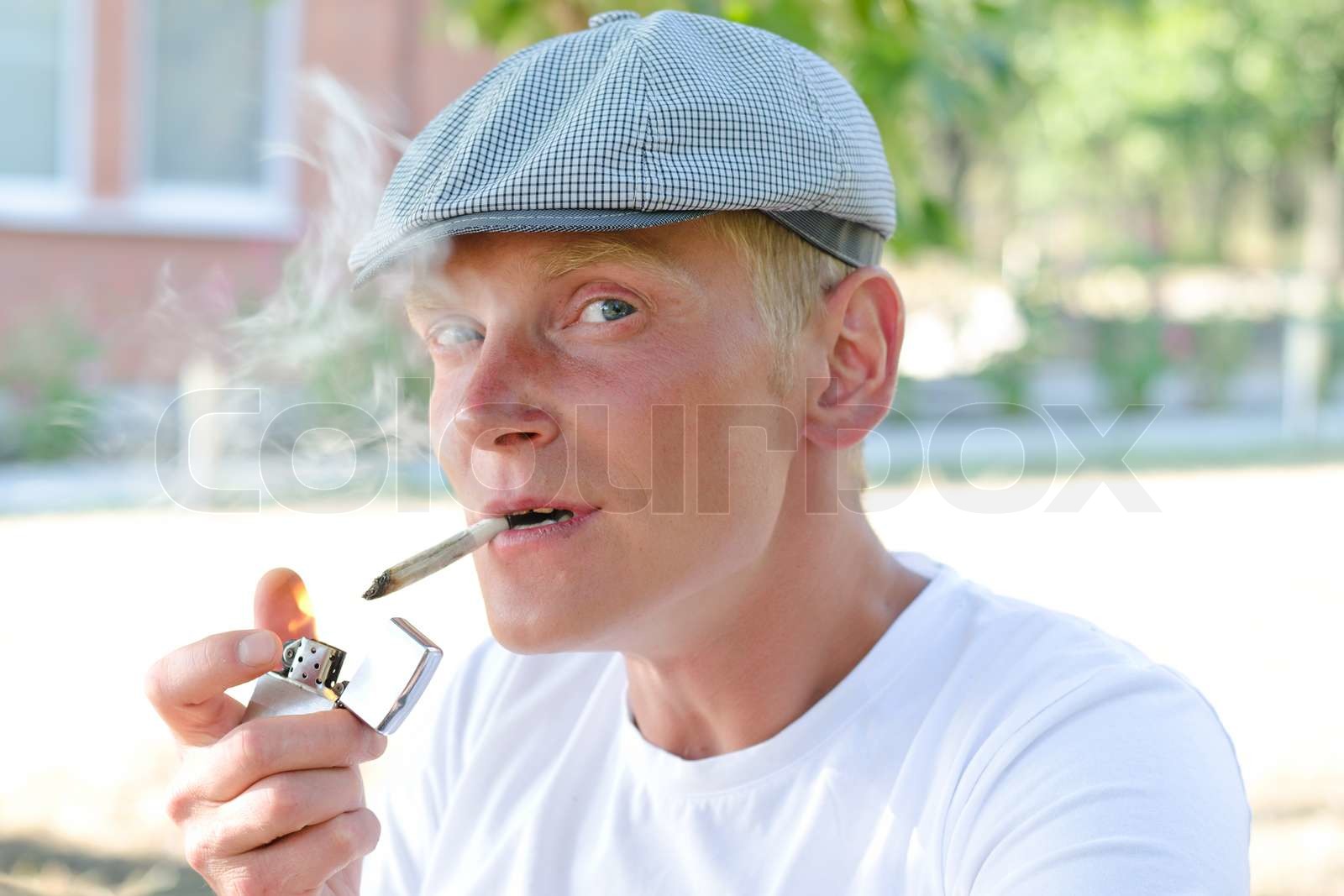 Glad ryger belysning op en cigaret | Stock foto | Colourbox