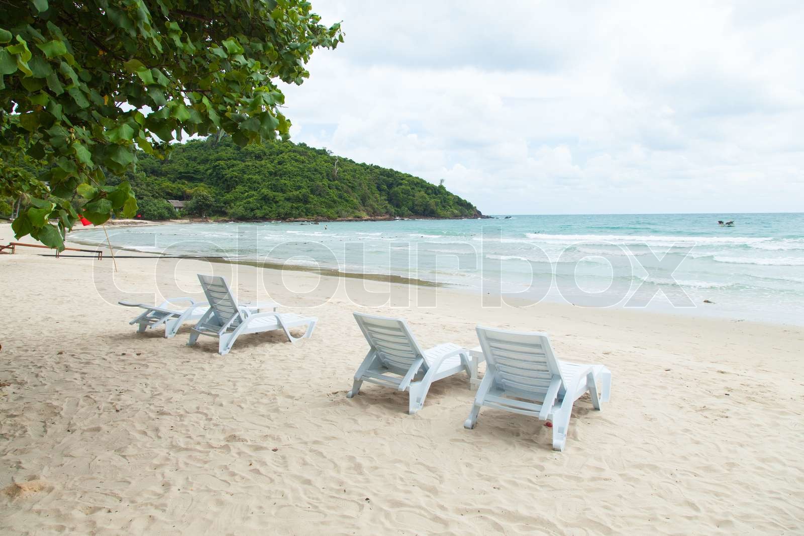 Weiße Bank und Tisch auf einem Strand am Meer Ein erholsamer Urlaub ...