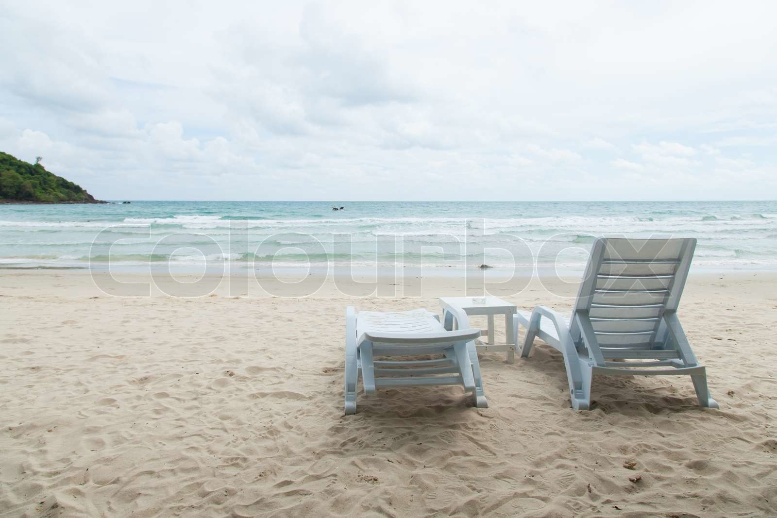 Weiße Bank und Tisch auf einem Strand am Meer Ein erholsamer Urlaub ...