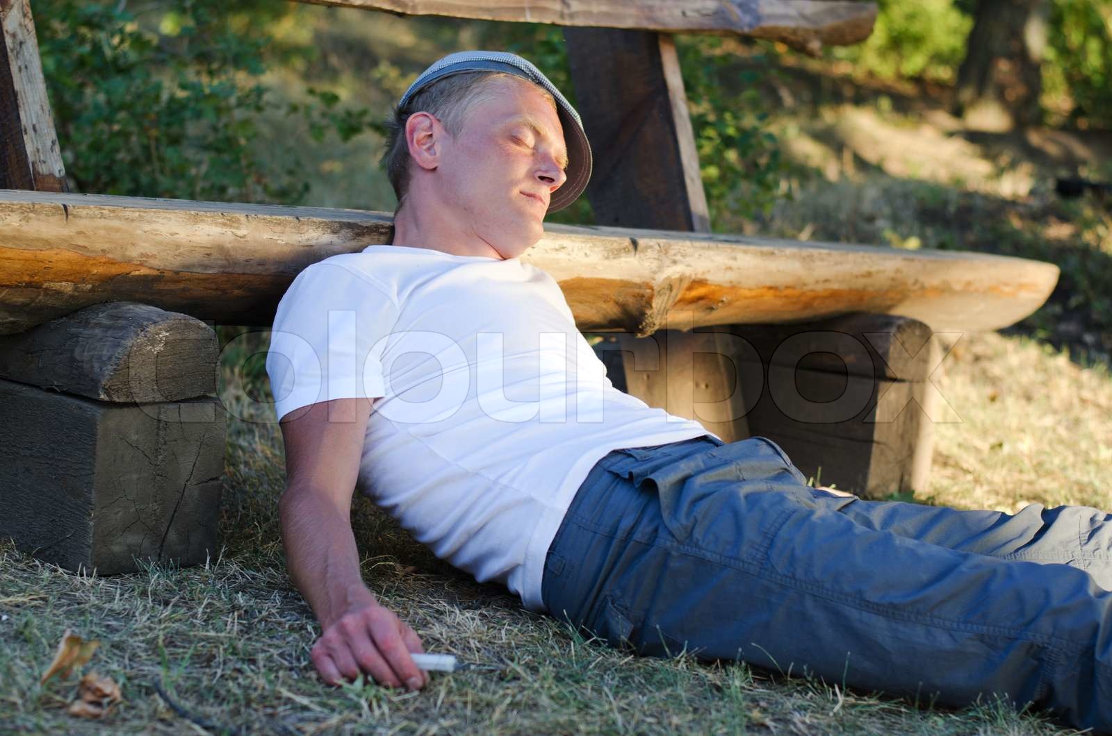 Narkoman med en sprøjte i hånden | Stock foto | Colourbox