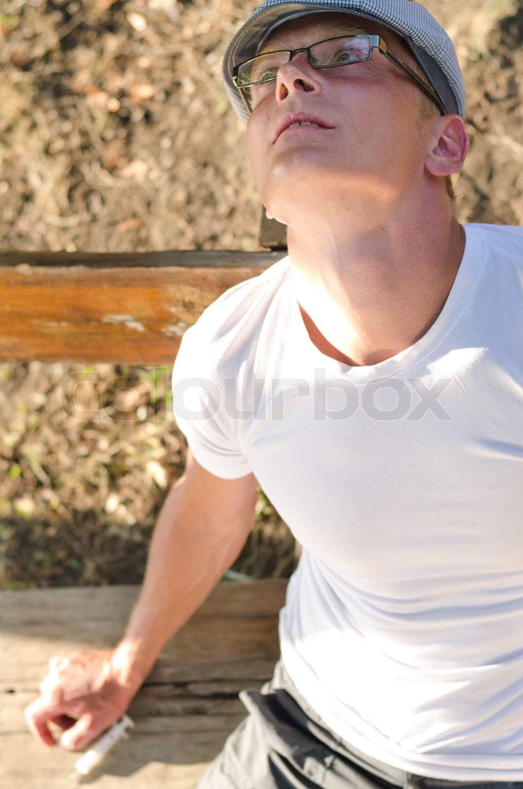 Narkoman besvimede på en bænk | Stock foto | Colourbox