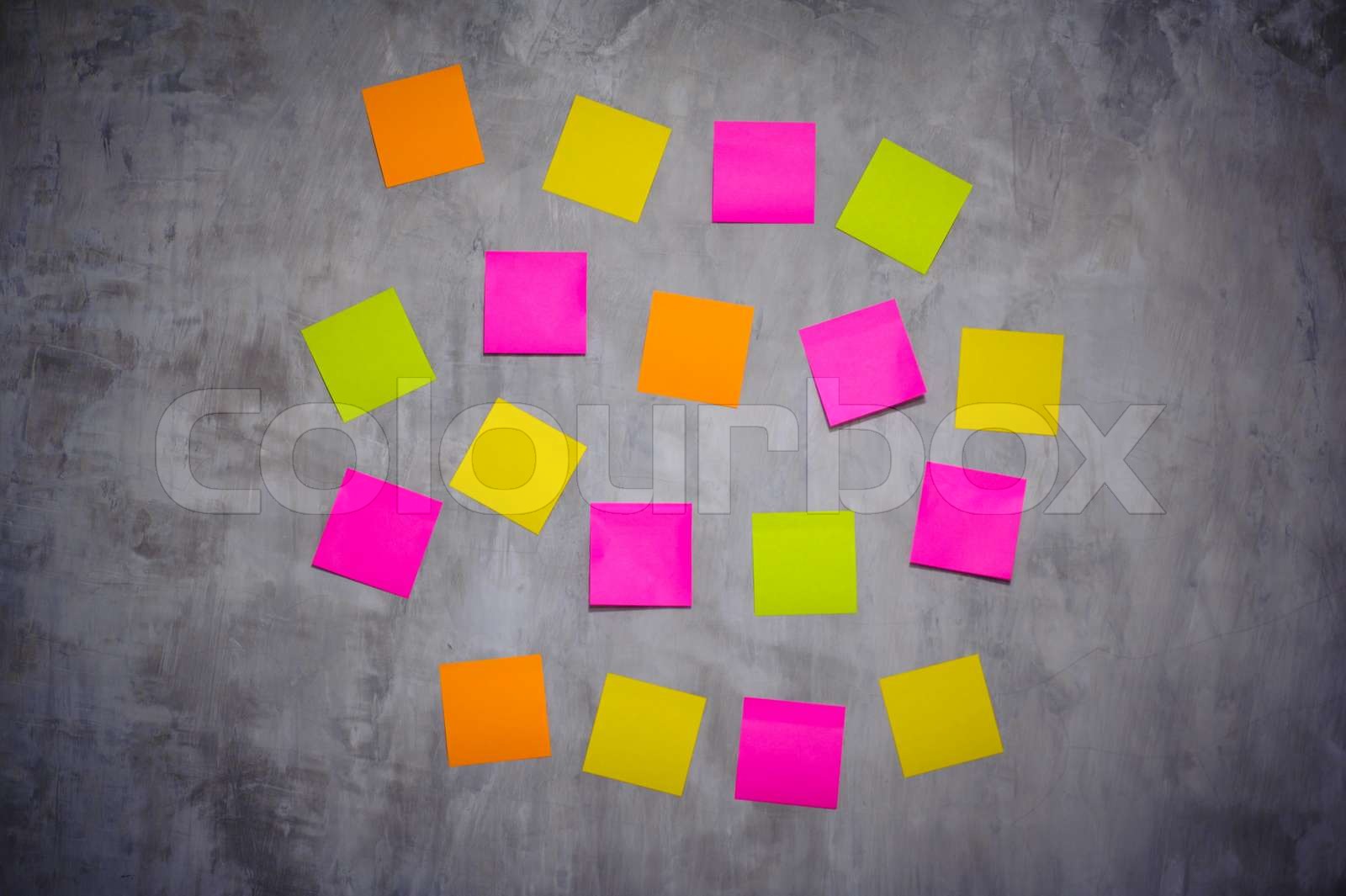 Helle Post-it Notes auf graue Wand | Stock Bild | Colourbox