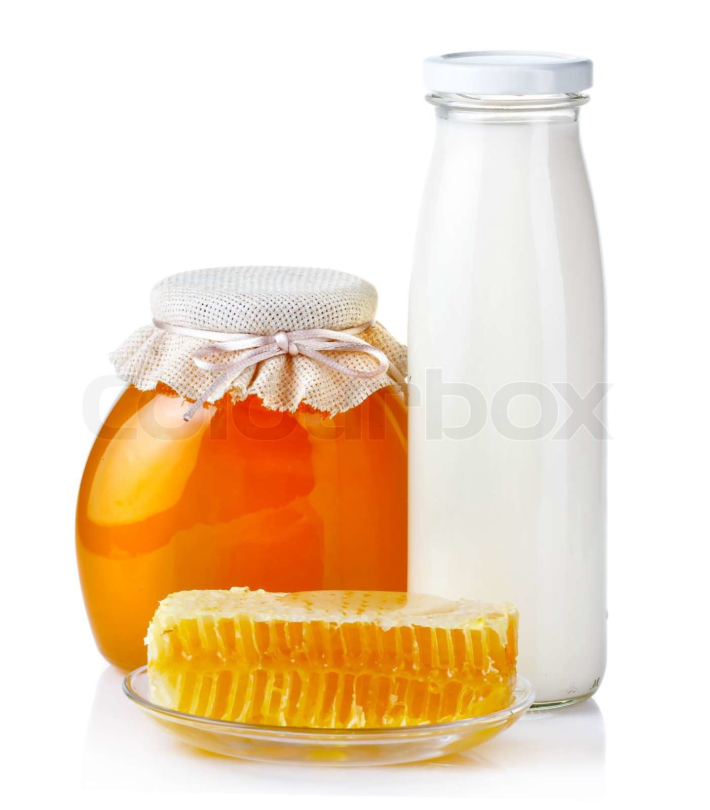 Süßer Honig in Gläsern mit Waben und eine Flasche Milch isoliert ...