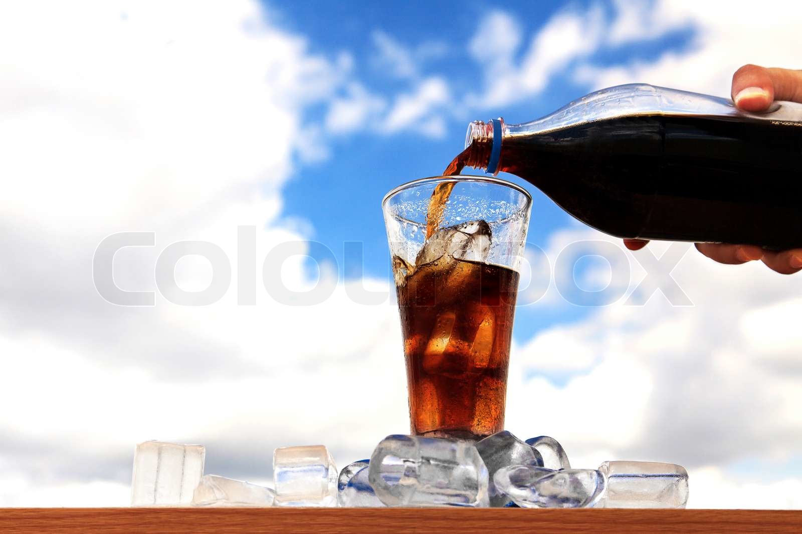 Cola trinken | Stock Bild | Colourbox