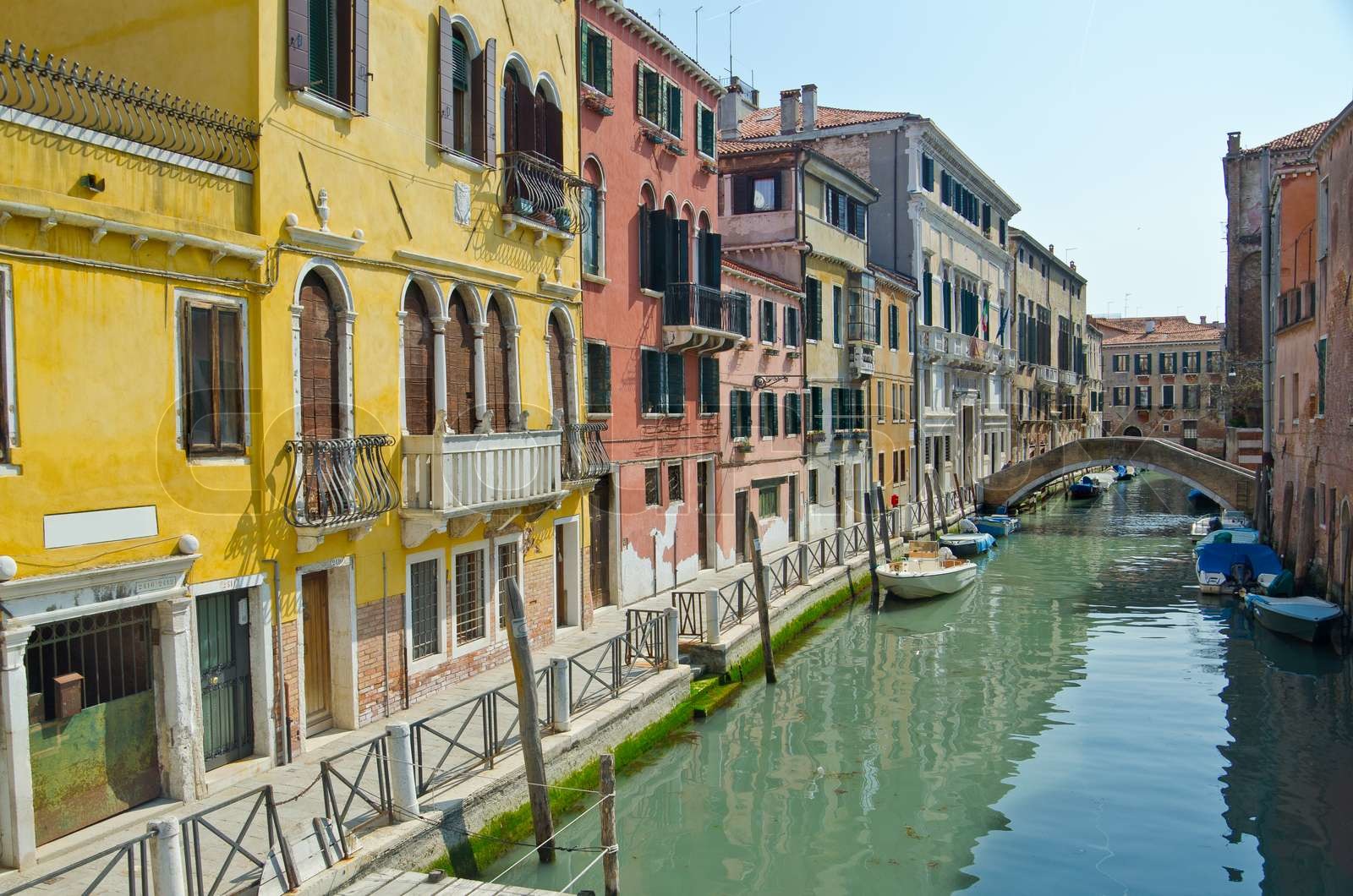 typische städtische Ansicht mit Kanal, Boote und Häuser in Venedig ...