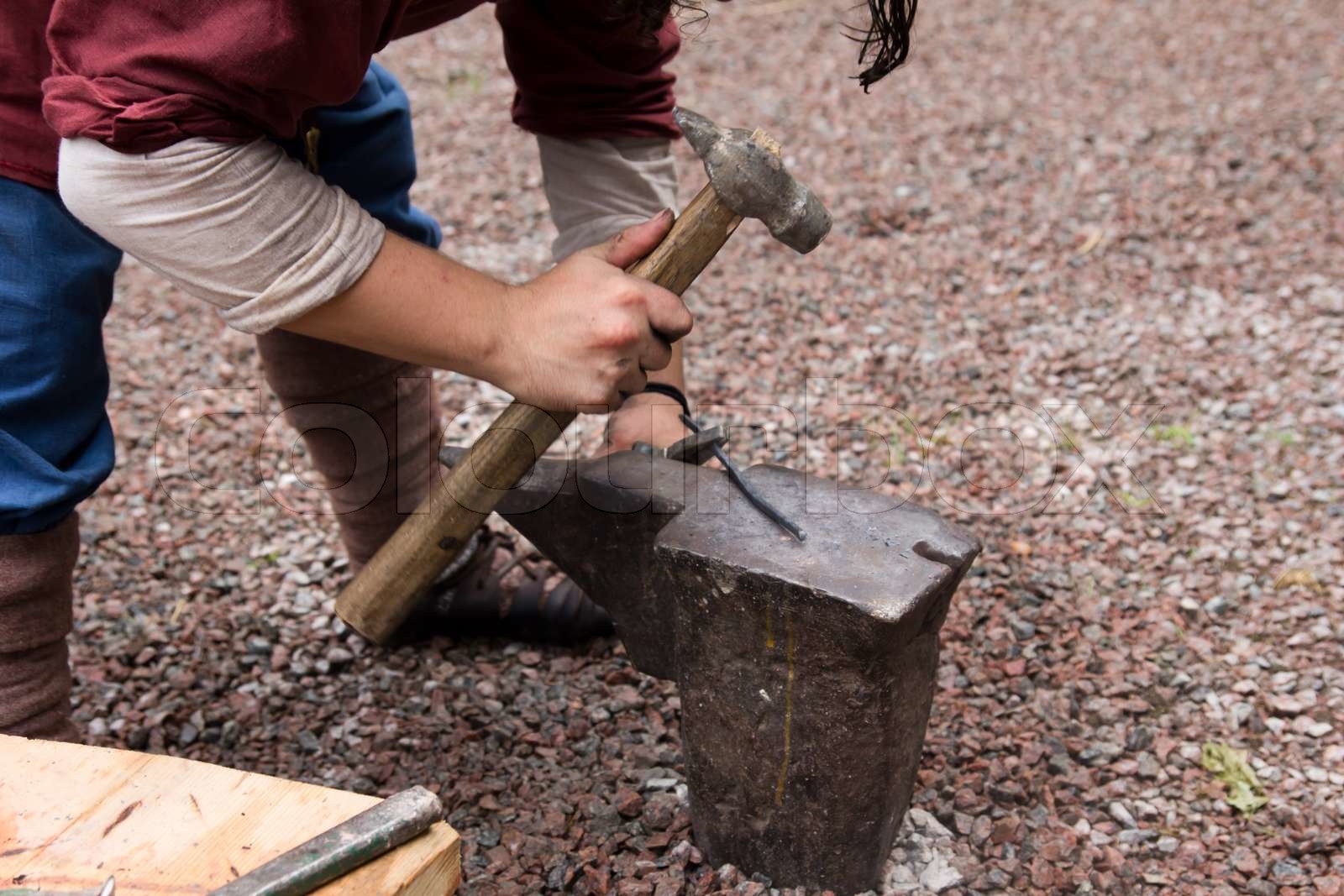 Arbeiten Hammer auf dem Amboss | Stock Bild | Colourbox