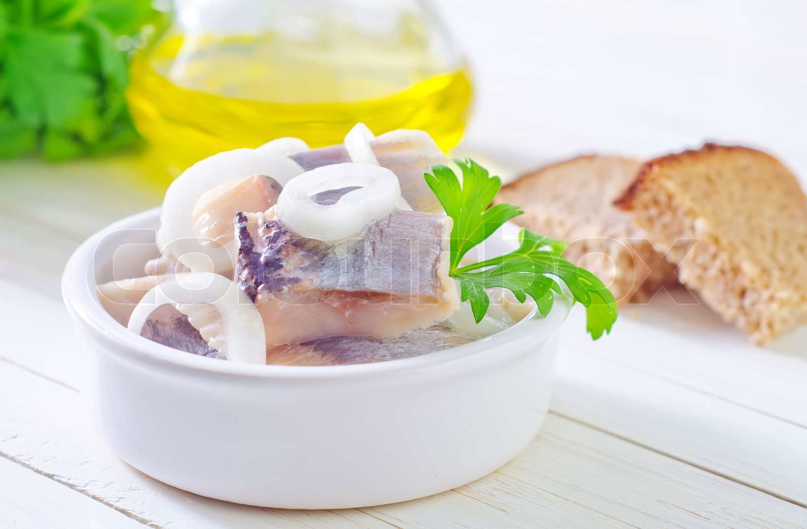 Hering mit Zwiebeln und Brot | Stock Bild | Colourbox