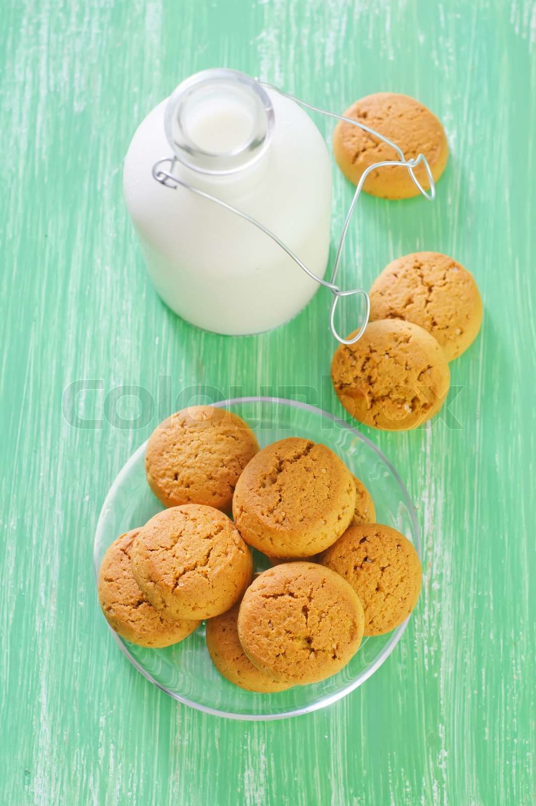 Milch mit Cookies | Stock Bild | Colourbox
