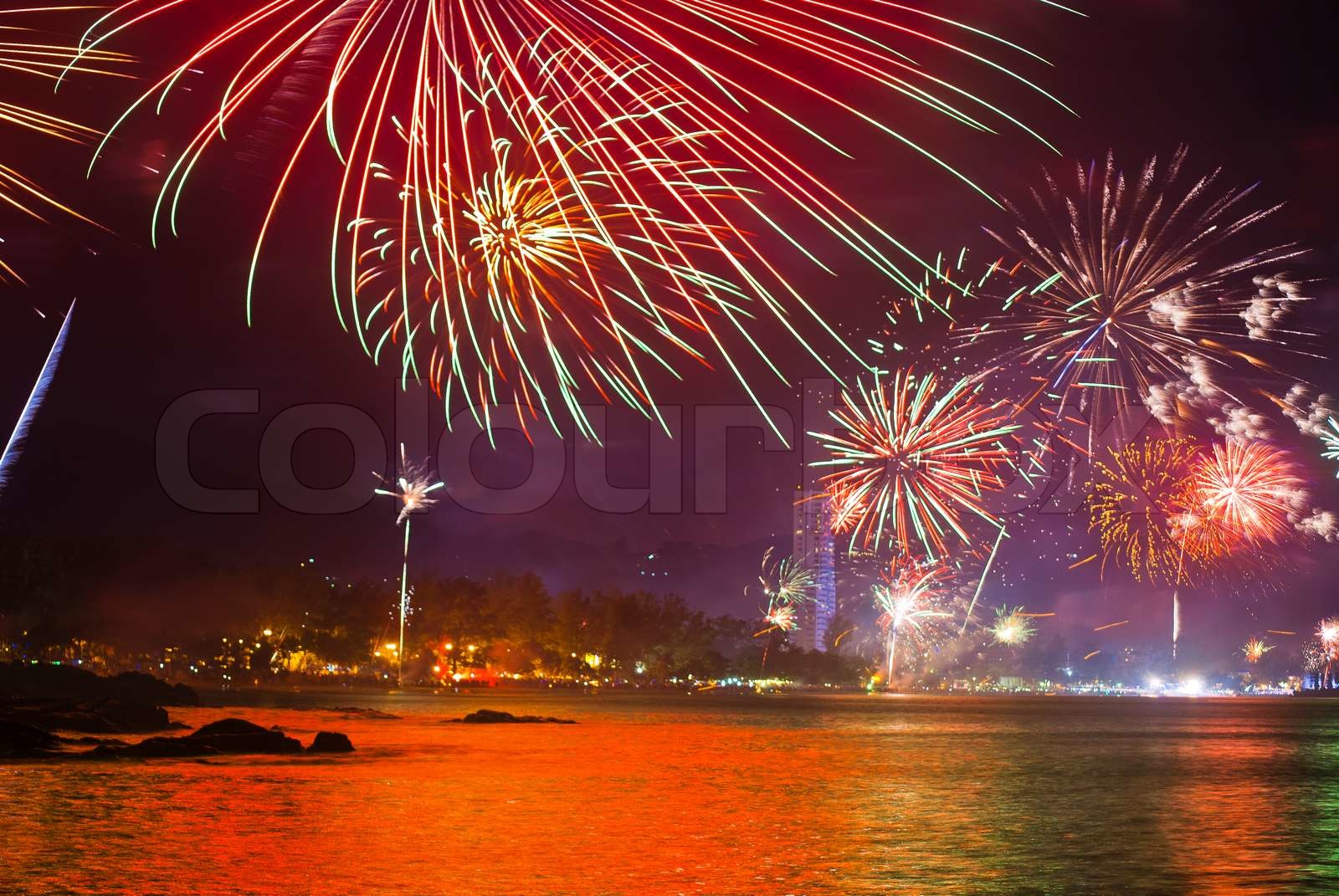 schönen Feuerwerk feiern Neujahr am Patong Beach | Stock Bild | Colourbox