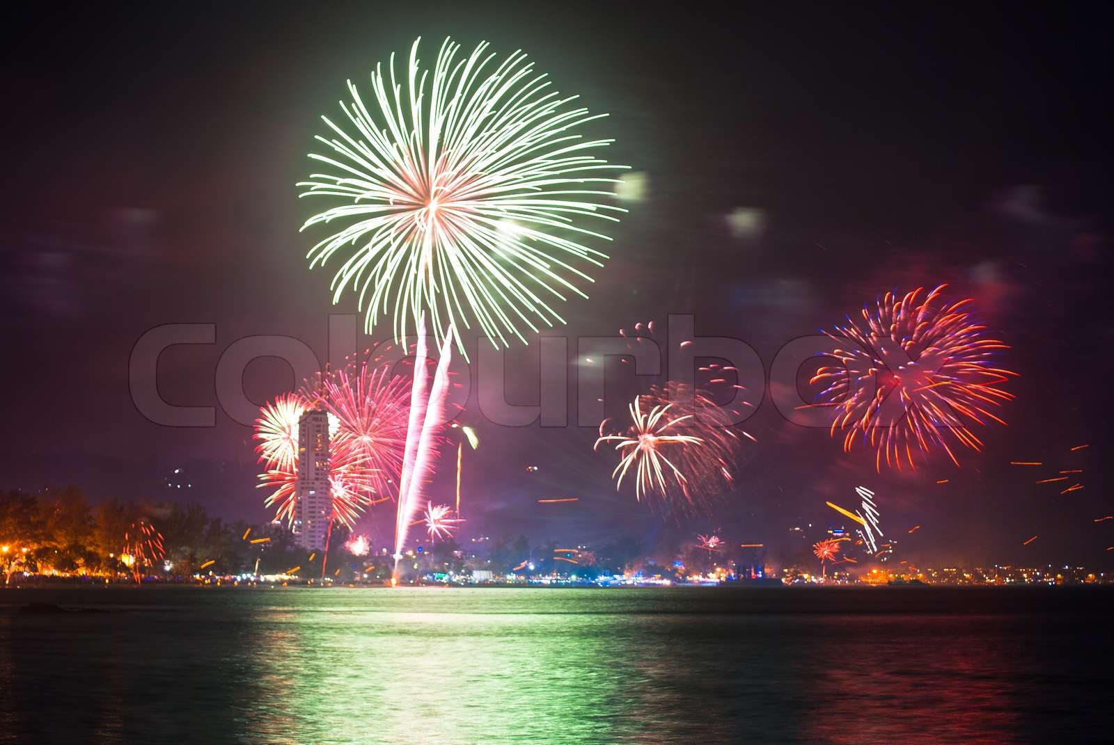 schönen Feuerwerk feiern Neujahr am Patong Beach | Stock Bild | Colourbox