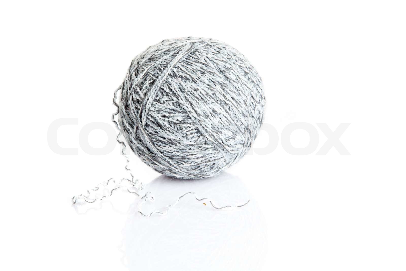 Wollknäuel auf weißem Hintergrund | Stock Bild | Colourbox