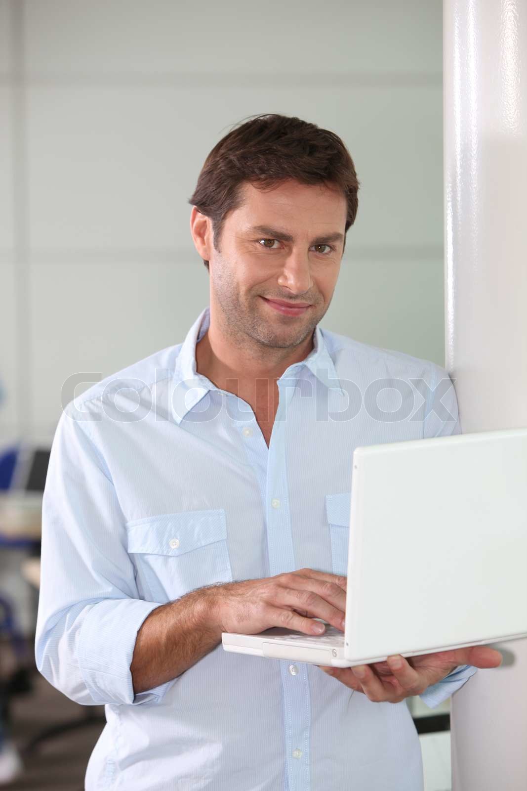 Mann mit Computer | Stock Bild | Colourbox
