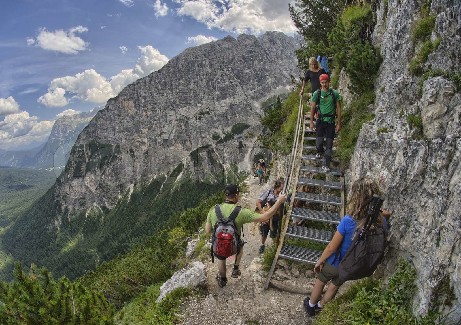 Dolomitterne, Italien - Aug 17: Turister på en bjergsti 17. august 2013 ...