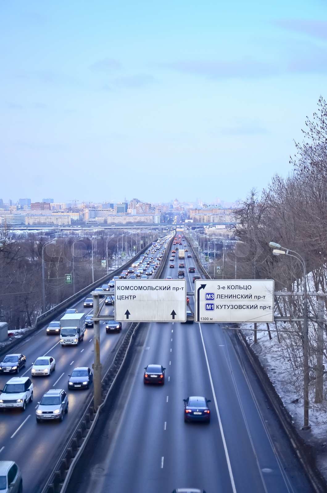 städtische Straße mit Autos-Ansicht von oben | Stock Bild | Colourbox