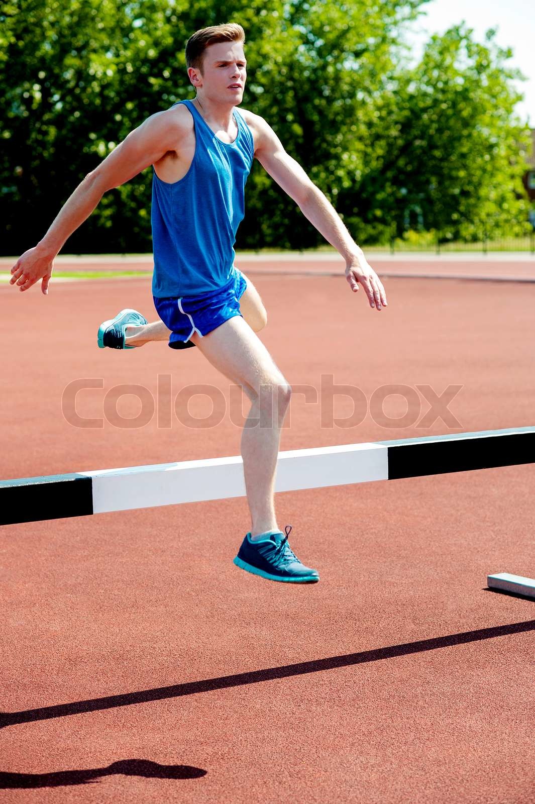 Männliche Sportler Springen Hürde | Stock Bild | Colourbox