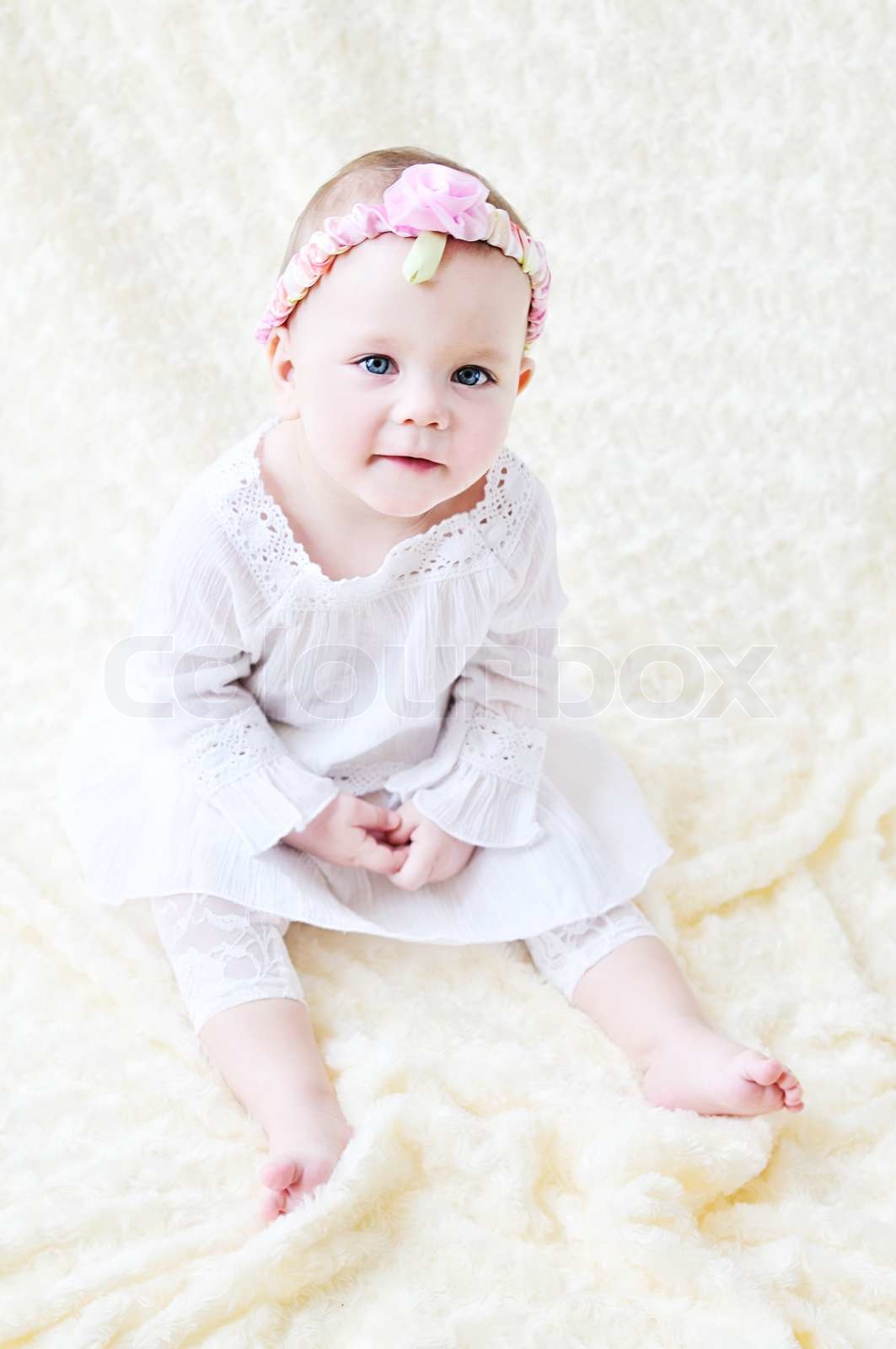 Süßes Babymädchen | Stock Bild | Colourbox