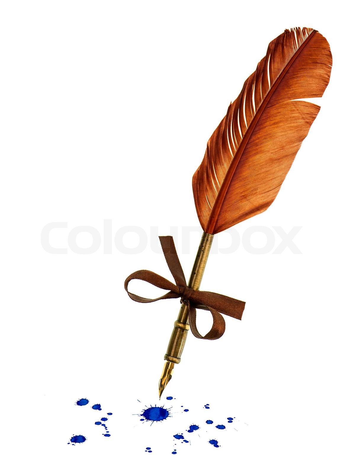 vintage Feder Stift mit blauer Tinte Flecken auf weißem isoliert ...