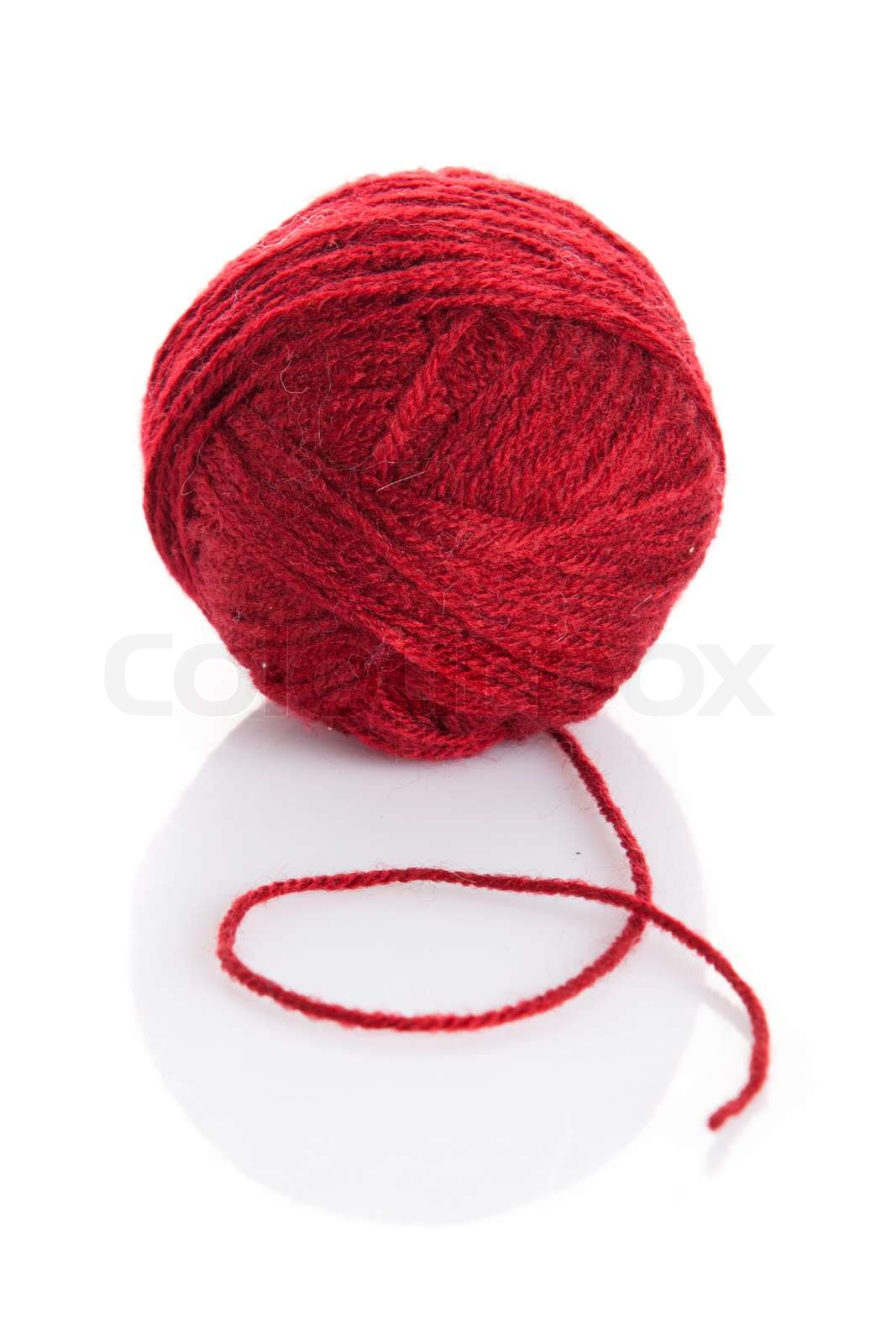 Wollknäuel auf weißem Hintergrund | Stock Bild | Colourbox