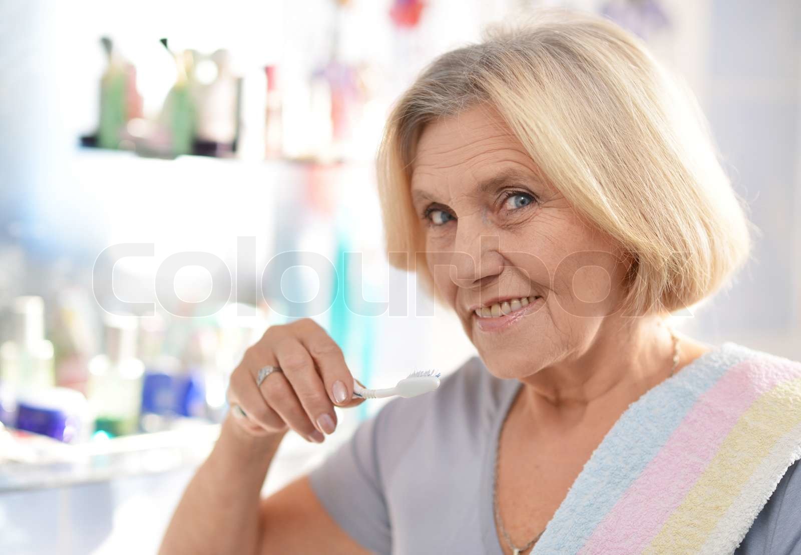 Frau putzt sich die Zähne | Stock Bild | Colourbox